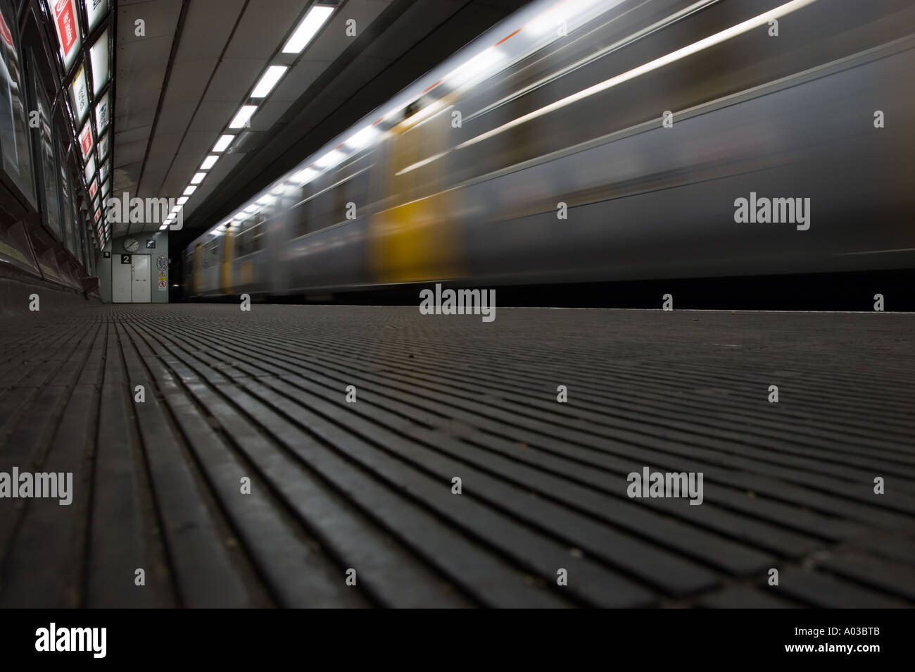 Moorfields platform hi-res stock photography and images - Alamy