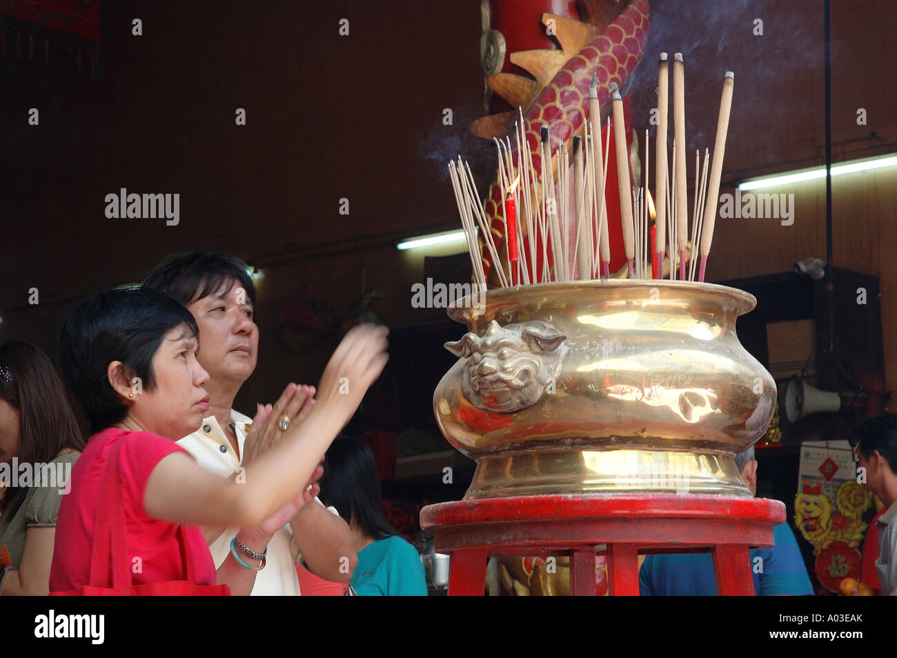 Chinese couple praying temple Stock Photo - Alamy