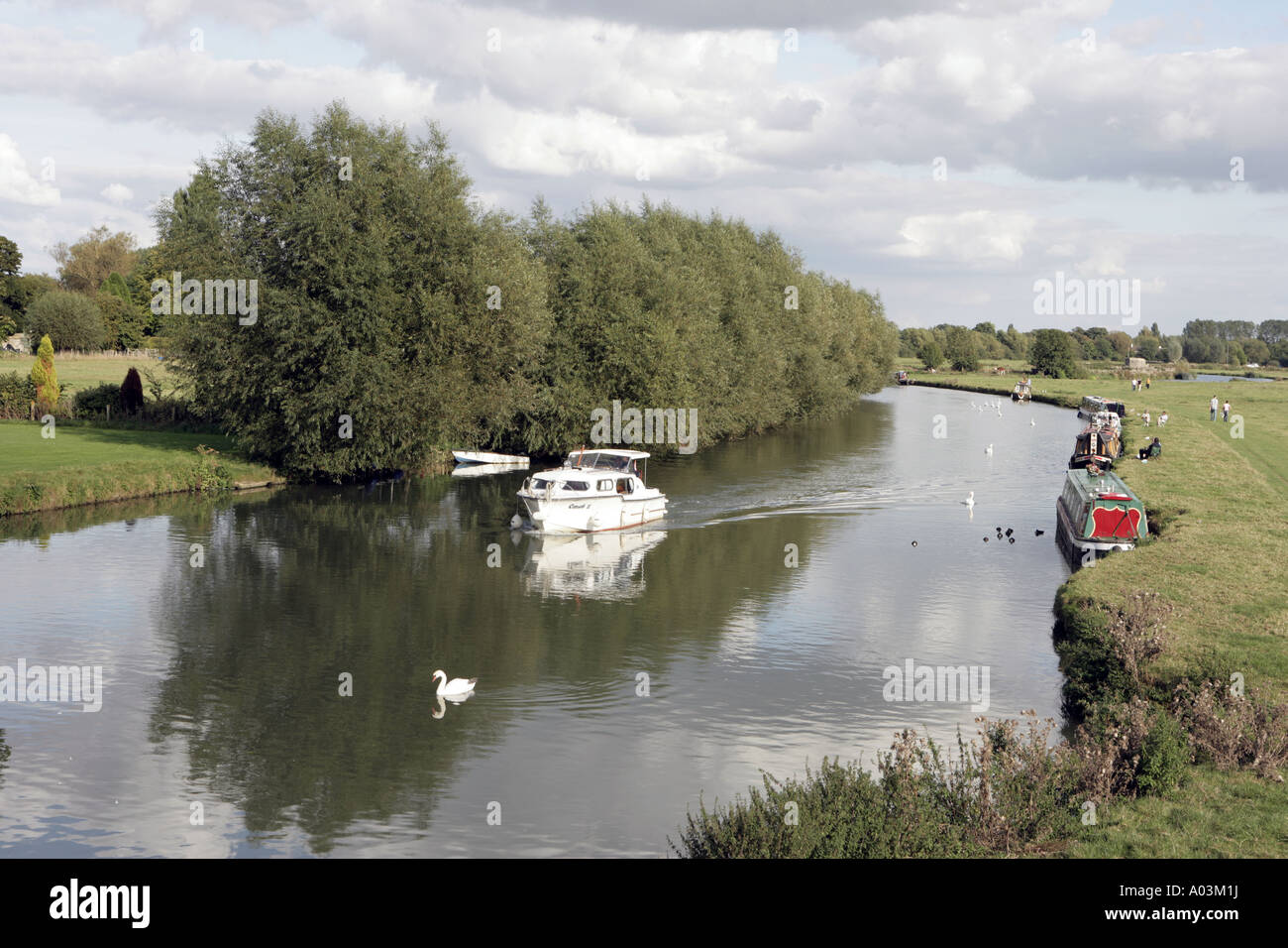 The picturesque cotswolds countryside beside the River Thames at ...