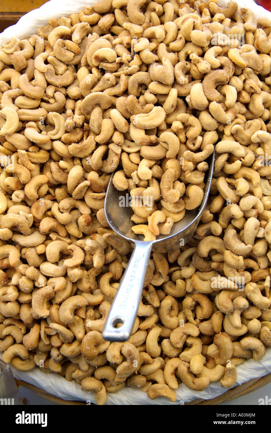 Roast nut stall hi-res stock photography and images - Alamy