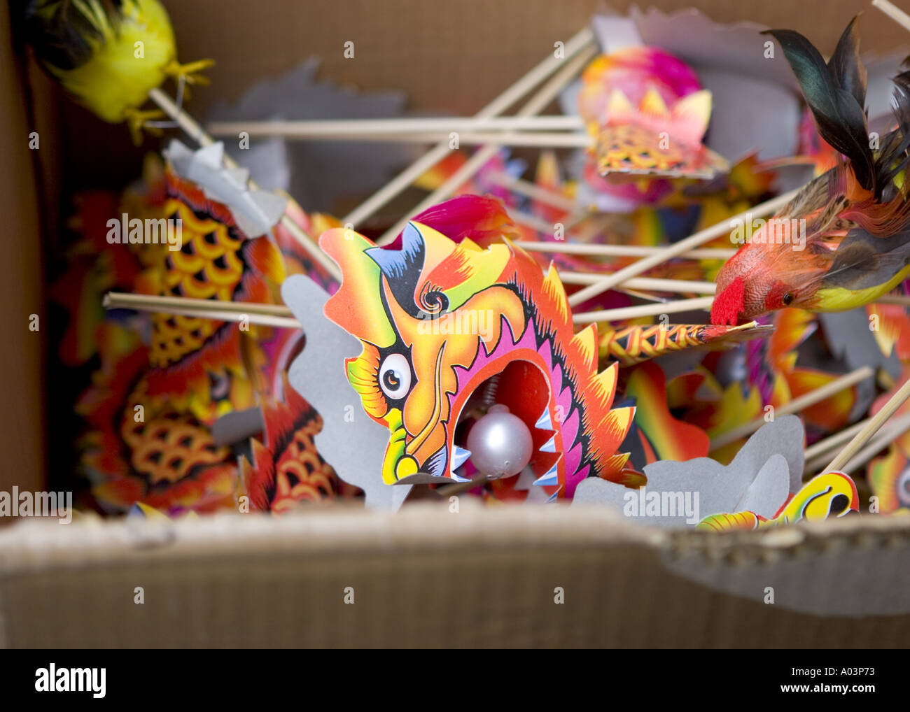 Box with chinese dragon hi-res stock photography and images - Alamy