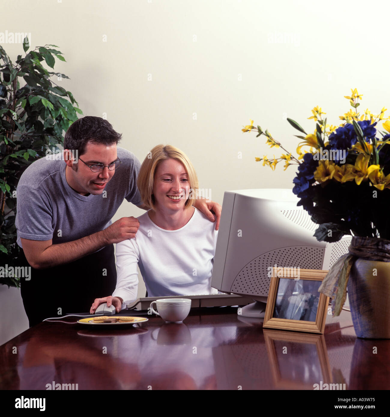 Uk couple computer hi-res stock photography and images - Alamy