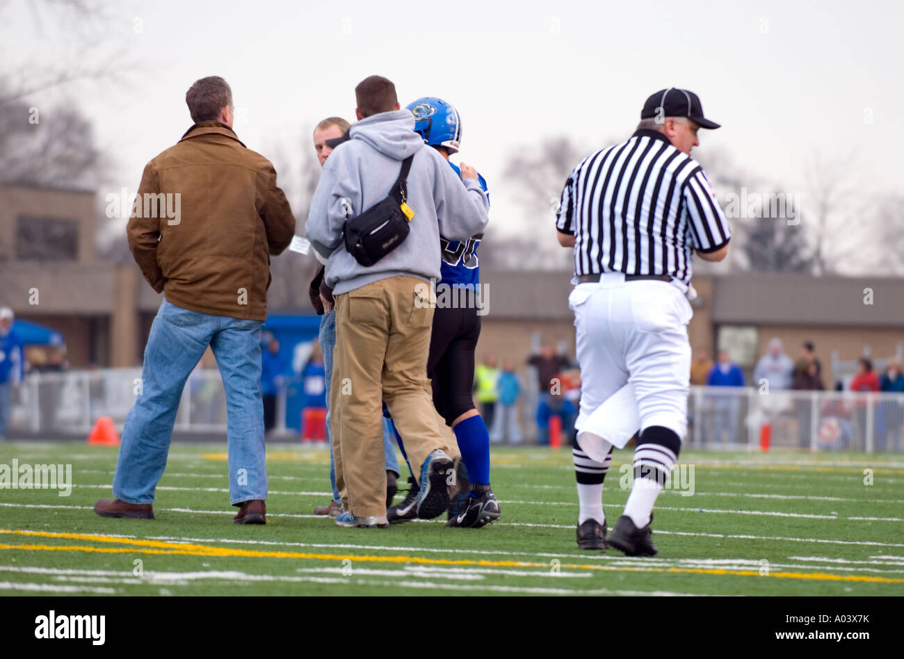 Girls football injury hi-res stock photography and images - Alamy