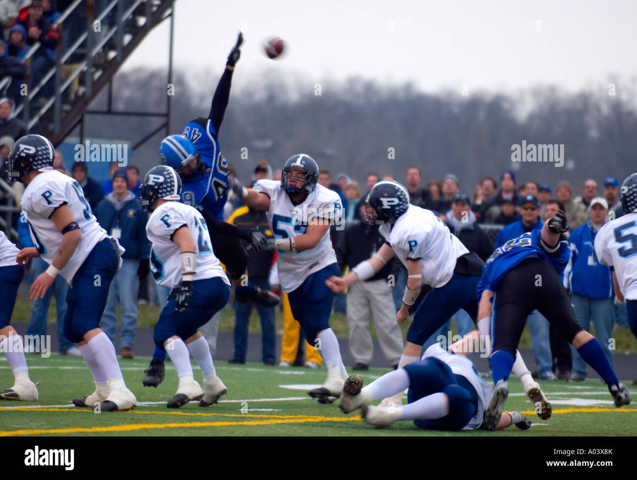 Kids american football catch hi-res stock photography and images - Alamy