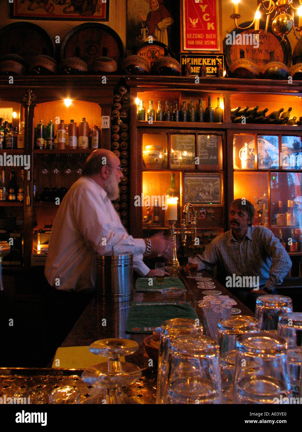 Bar chat hi-res stock photography and images - Alamy