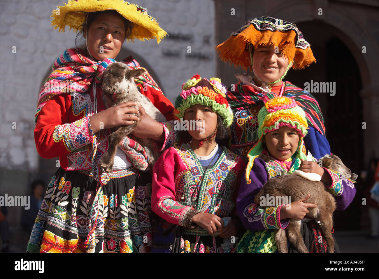 Indigenous women and children Cusco Peru Stock Photo - Alamy