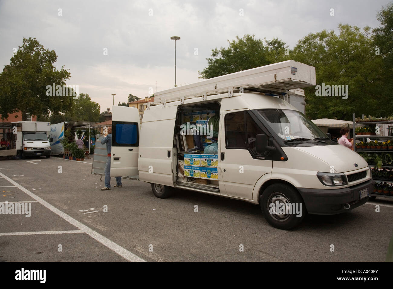 Fully loaded van hi-res stock photography and images - Alamy