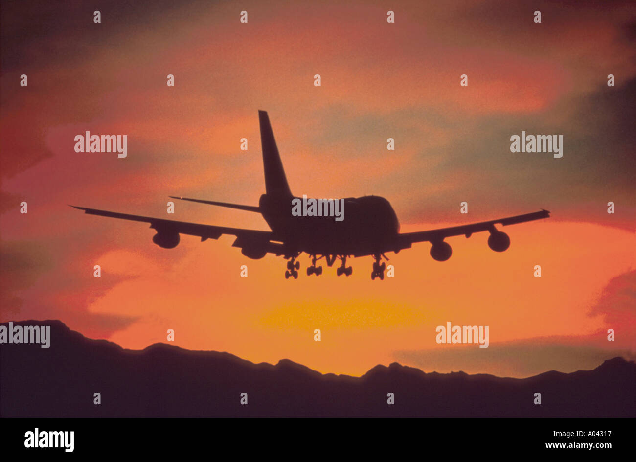 Boeing 747 in flight sunset hi-res stock photography and images - Alamy