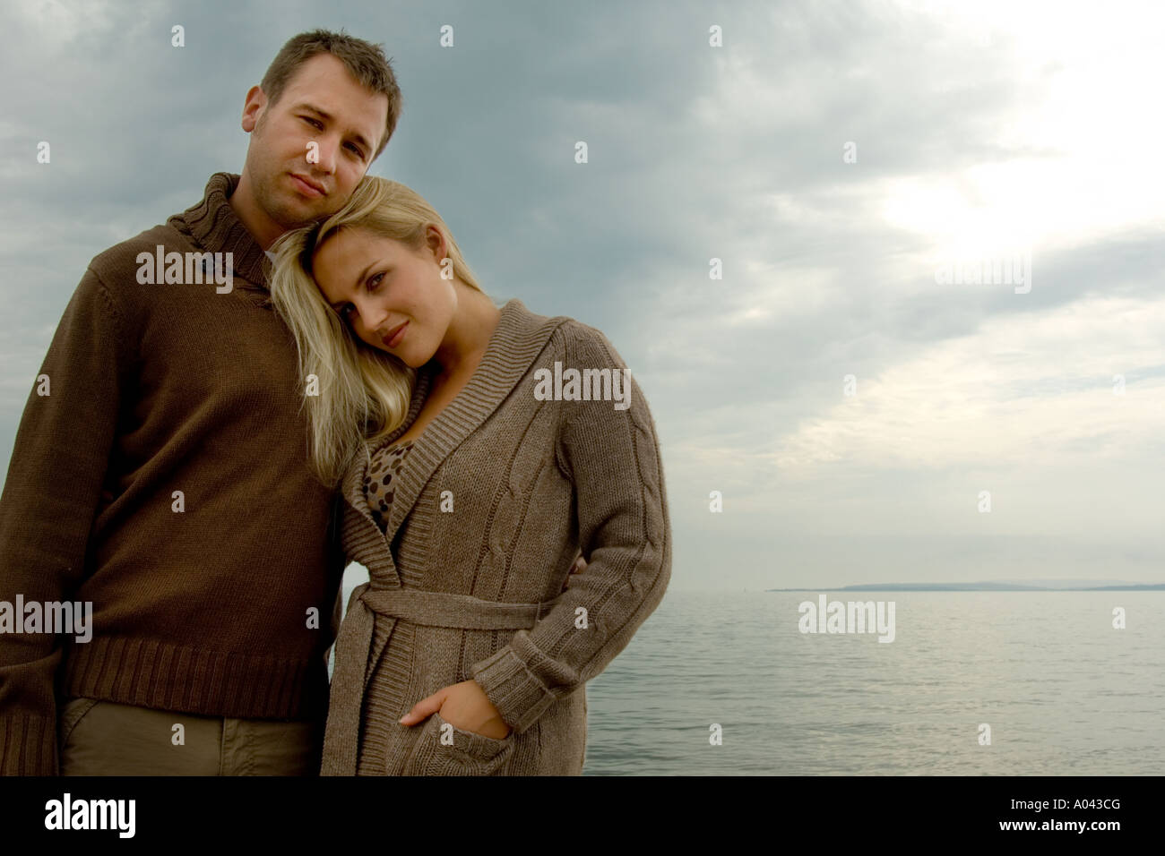 Couple cuddling seaside romance hi-res stock photography and images - Alamy