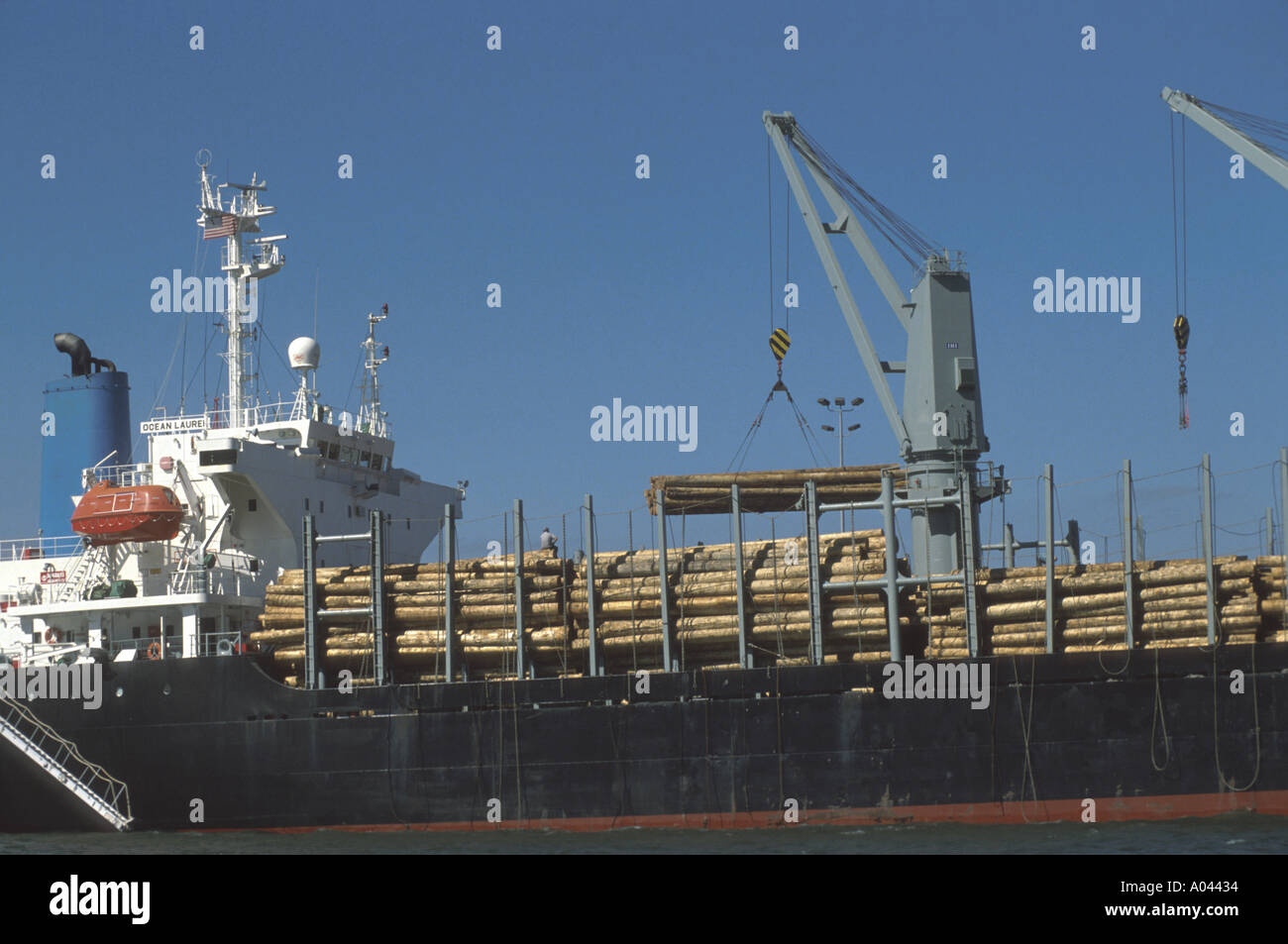 Ship being loaded with logs for export Longview Washington Stock Photo ...