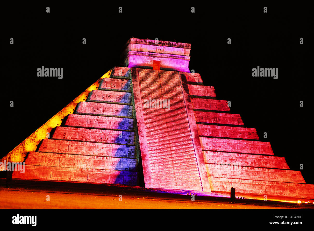 Mayan pyramid at chichen itza at night hi-res stock photography and ...