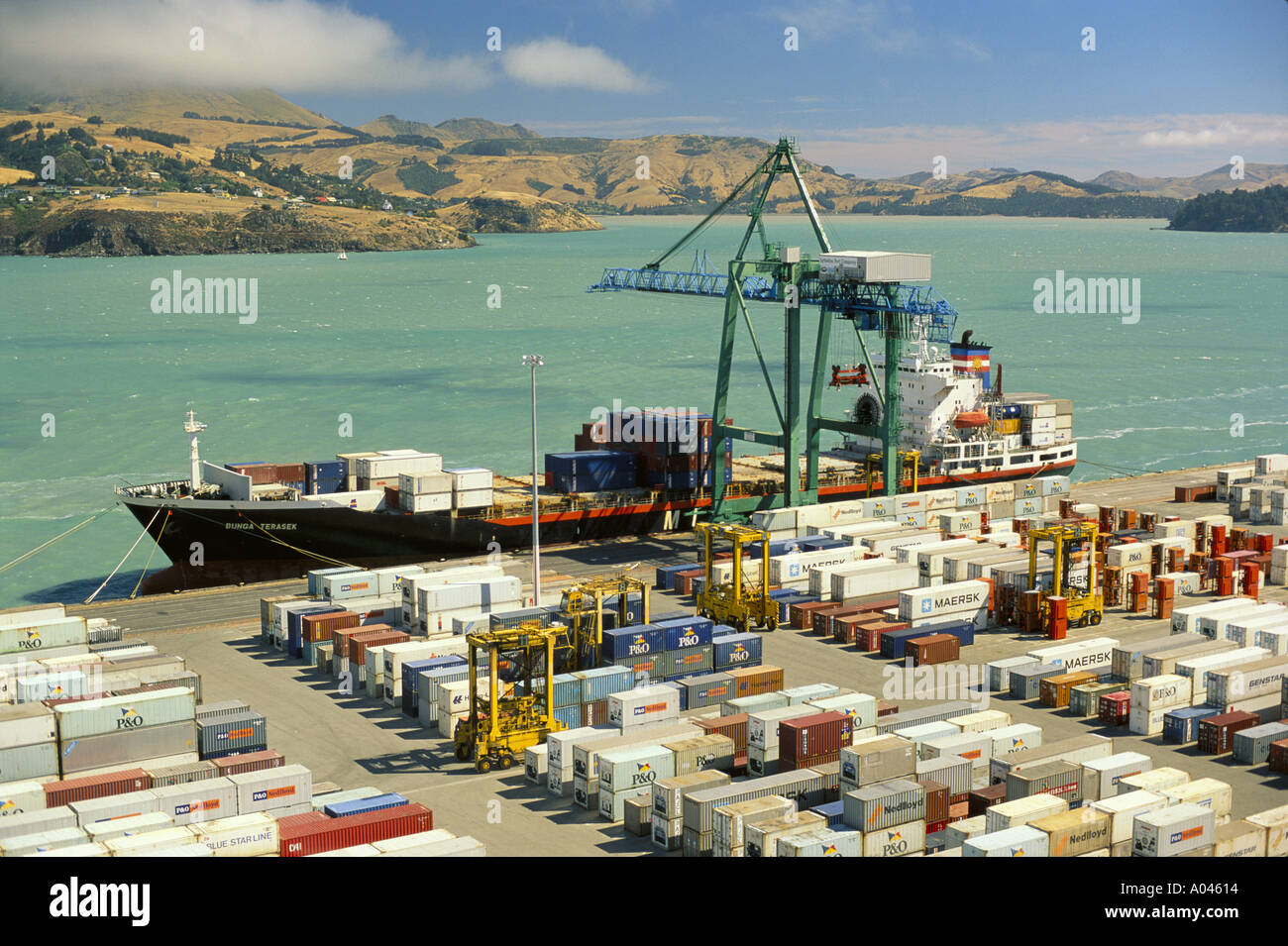 Containers being loaded in port hi-res stock photography and images - Alamy