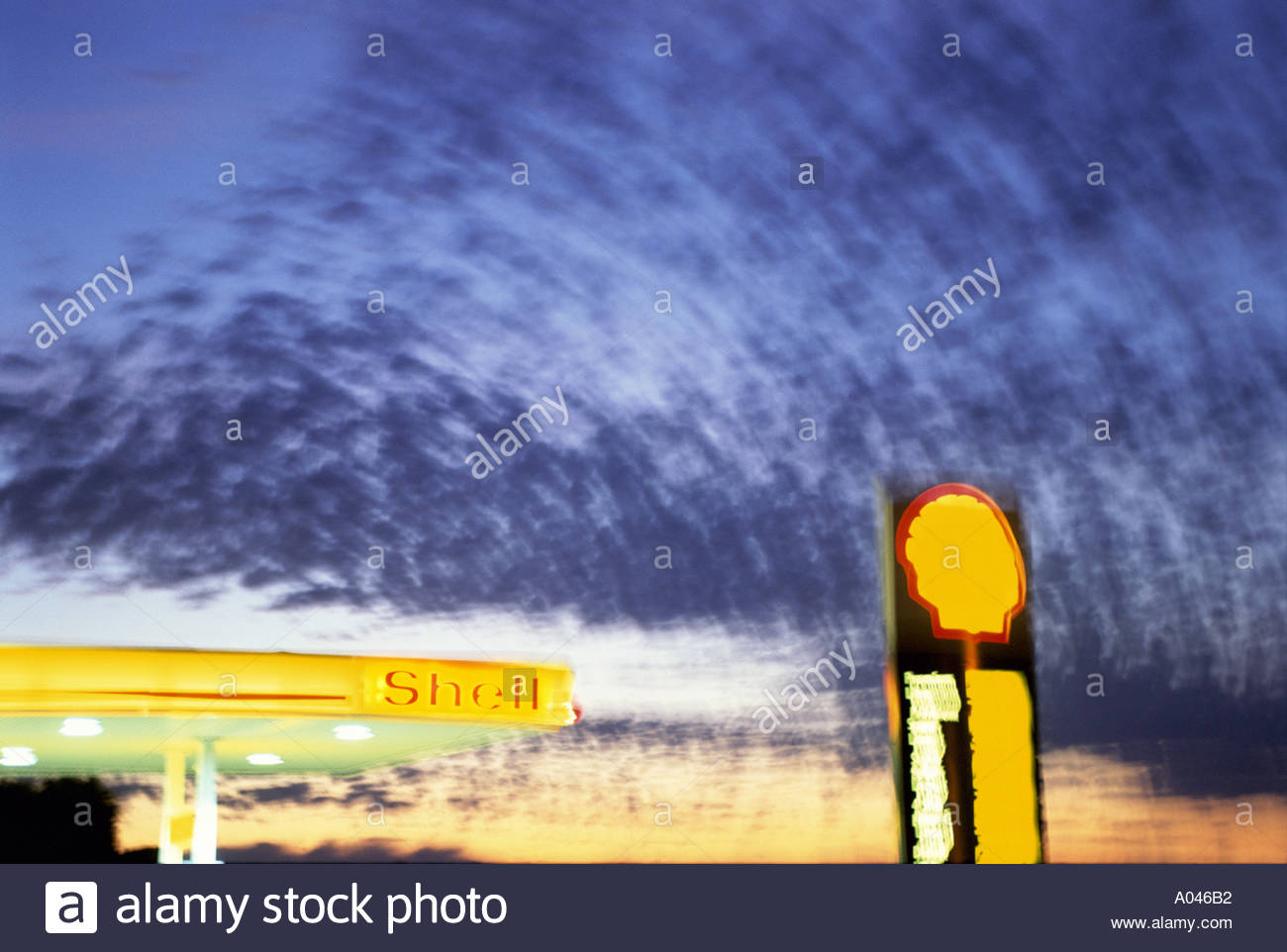 Shell Service Station At Night High Resolution Stock Photography and ...