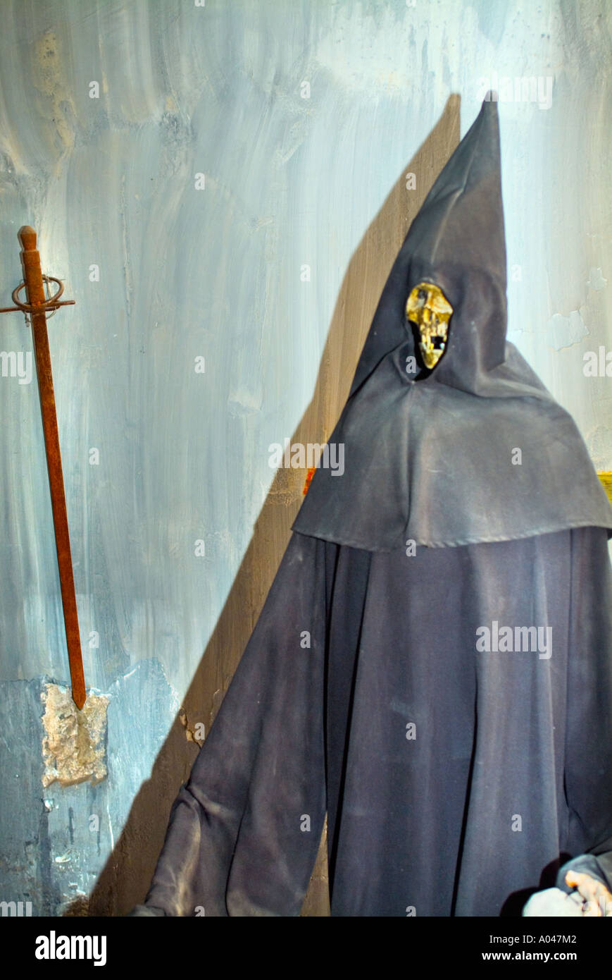 Skeleton wearing black robe and hood Stock Photo - Alamy