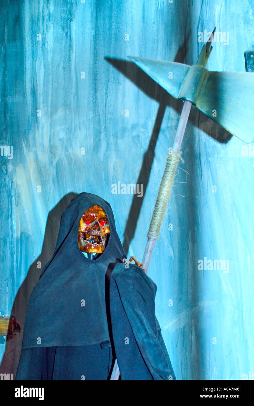 Skeleton in black robe and hood Stock Photo - Alamy