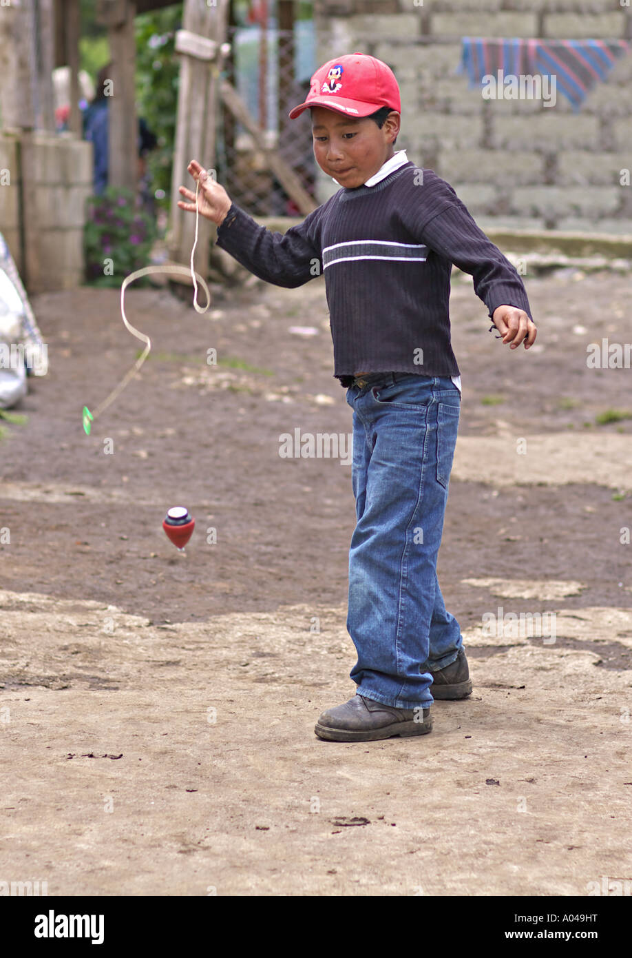imagen de un niño jugando trompo Descuento online