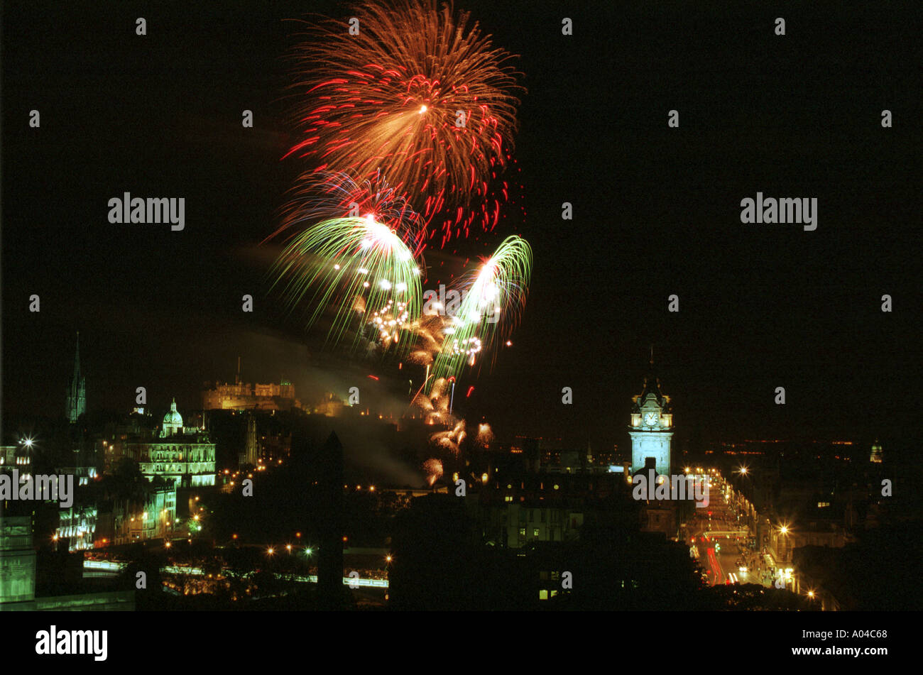 Fireworks display from edinburgh castle hi-res stock photography and ...