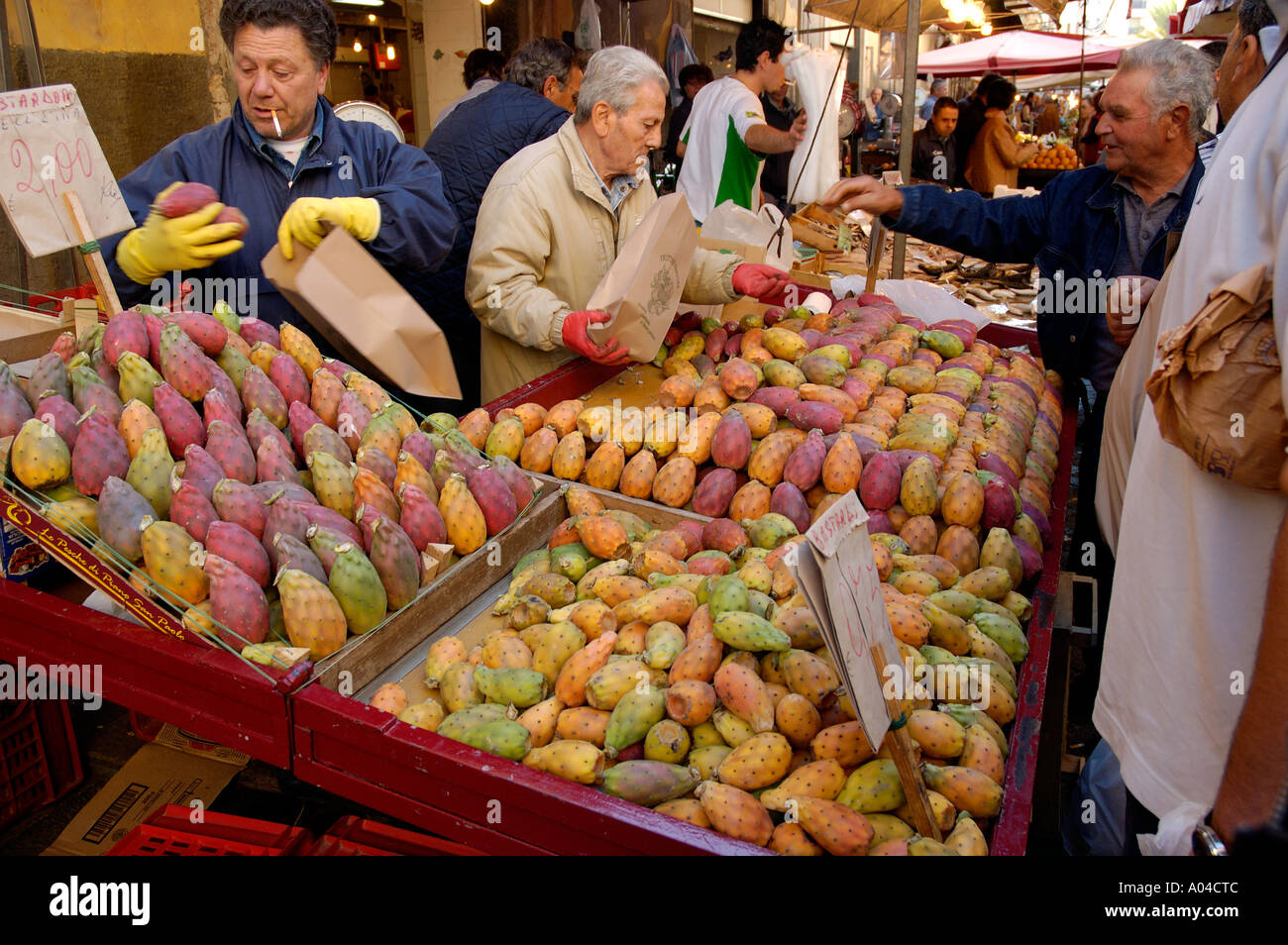 Men selling prickly pears from a market stall in Siracusa Sicily Stock ...