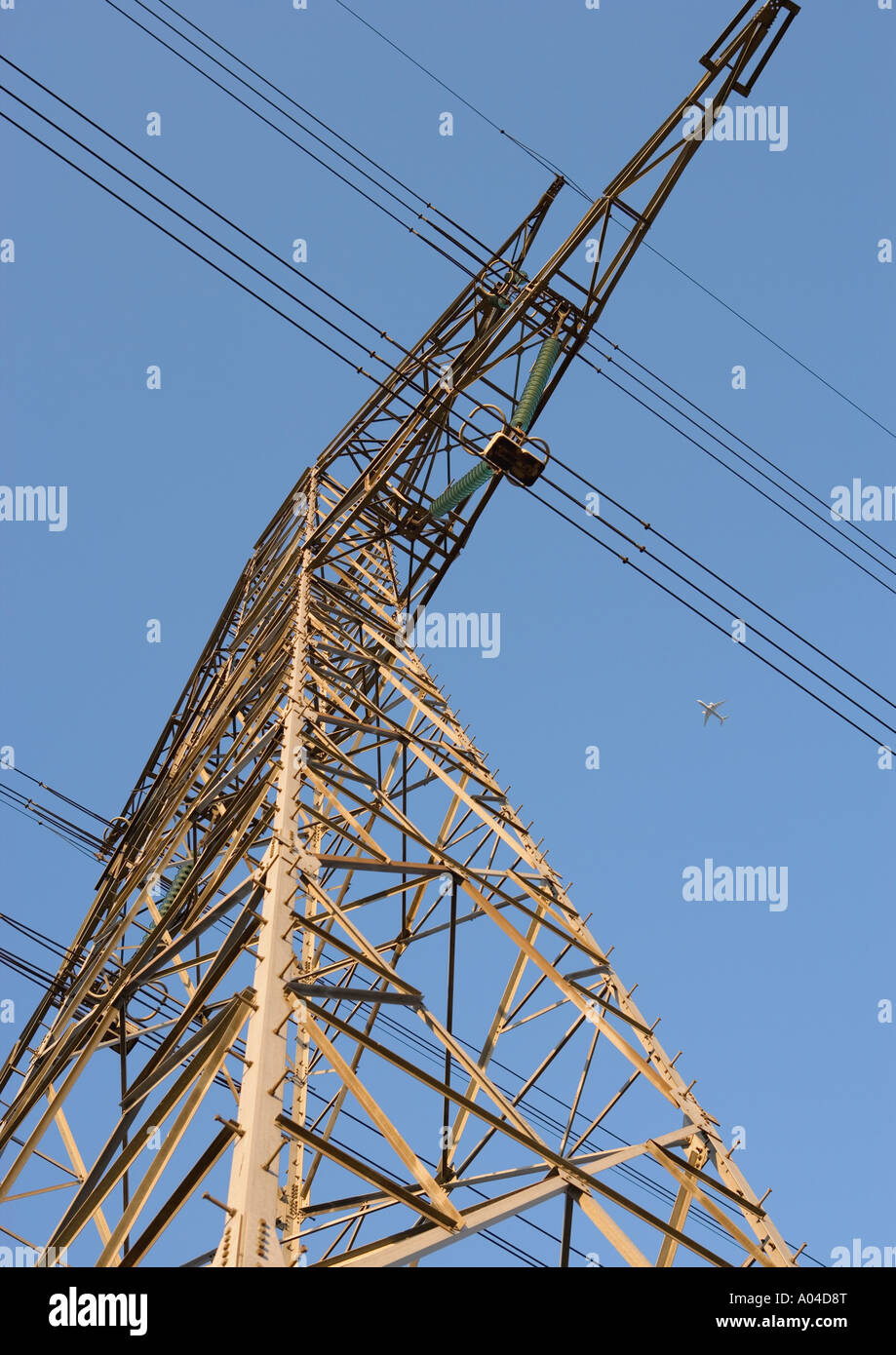 Electricity pylon long shot hi-res stock photography and images - Alamy