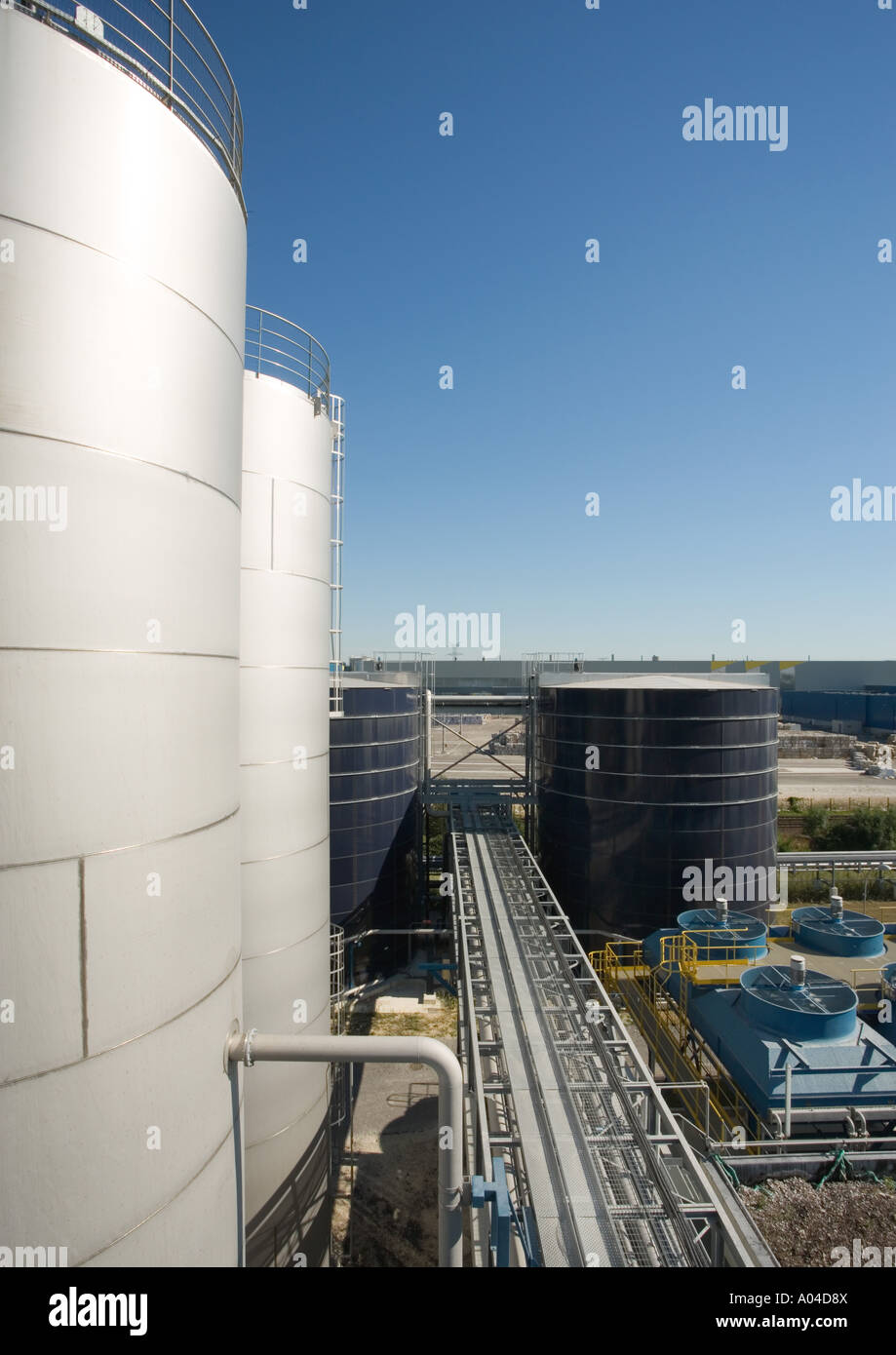 Elevated walkway factory hi-res stock photography and images - Alamy