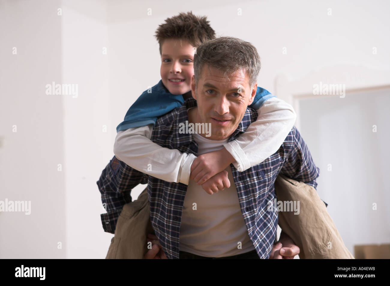 father giving his son a piggyback ride Stock Photo - Alamy