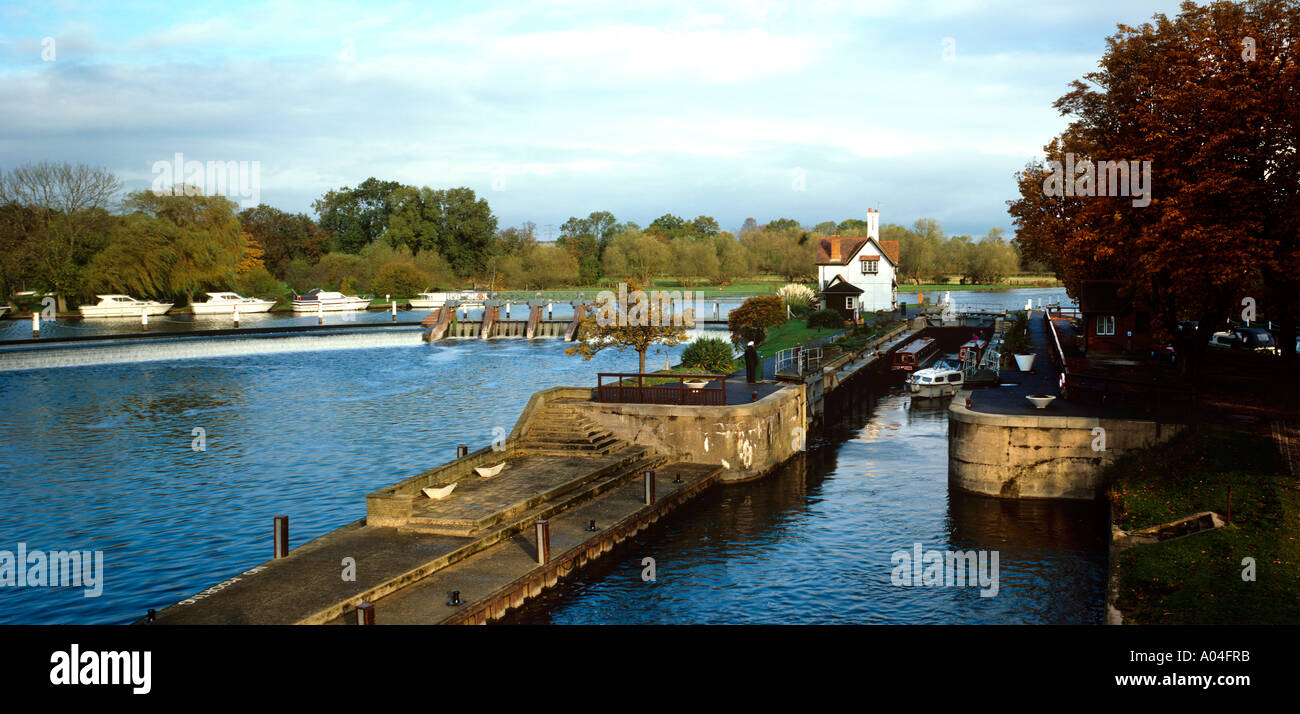 Berkshire the River Thames at Goring panoramic Stock Photo - Alamy