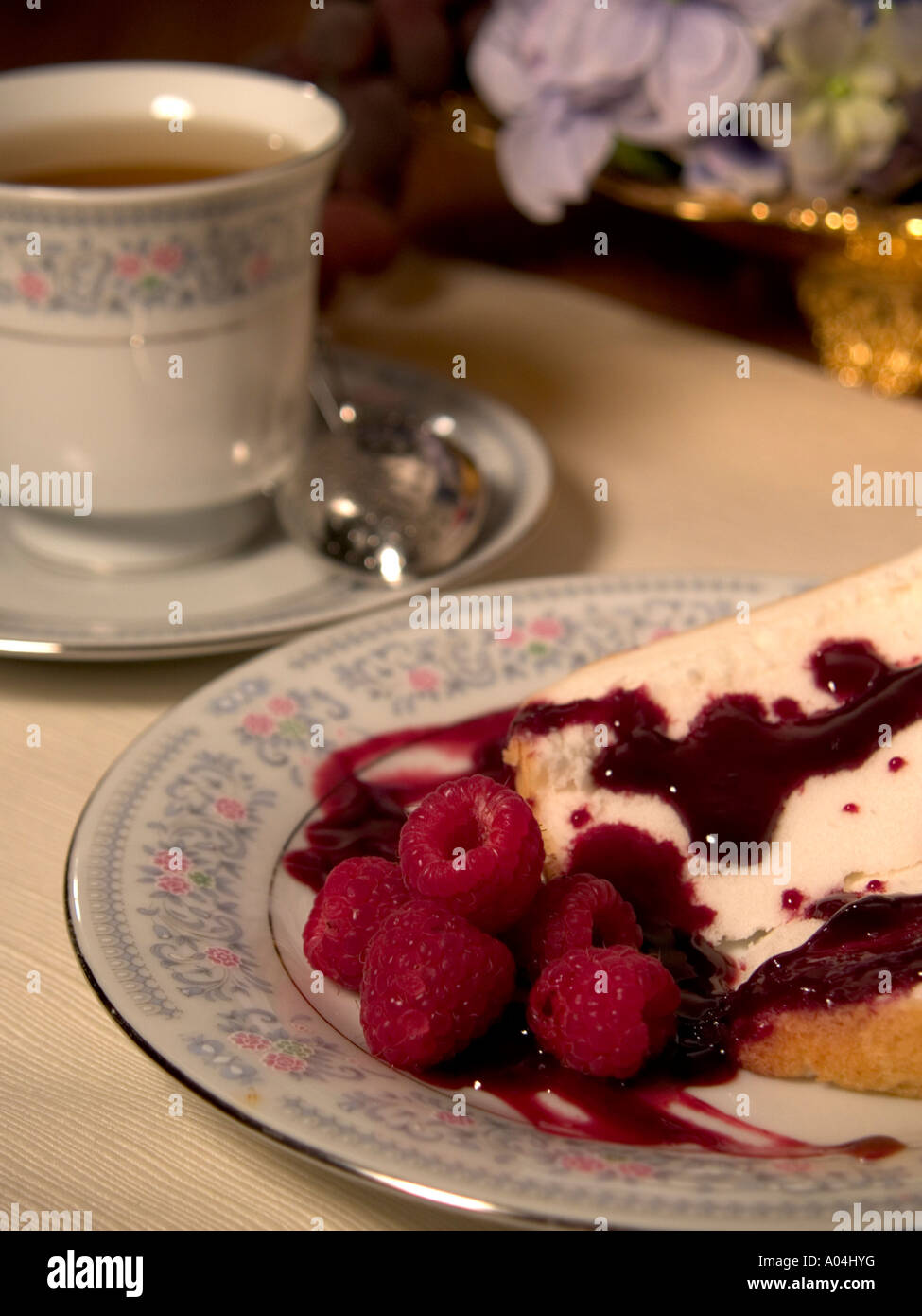 Raspberry angel cake hi-res stock photography and images - Alamy