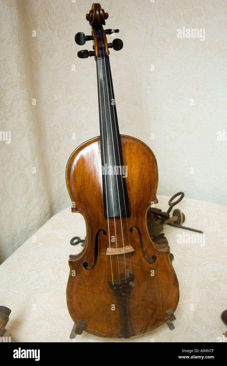 Violin master hi-res stock photography and images - Alamy