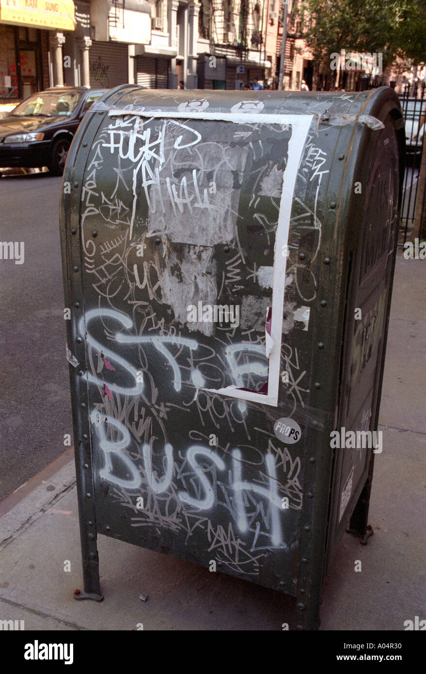 Person graffiti writing street art hi-res stock photography and images ...