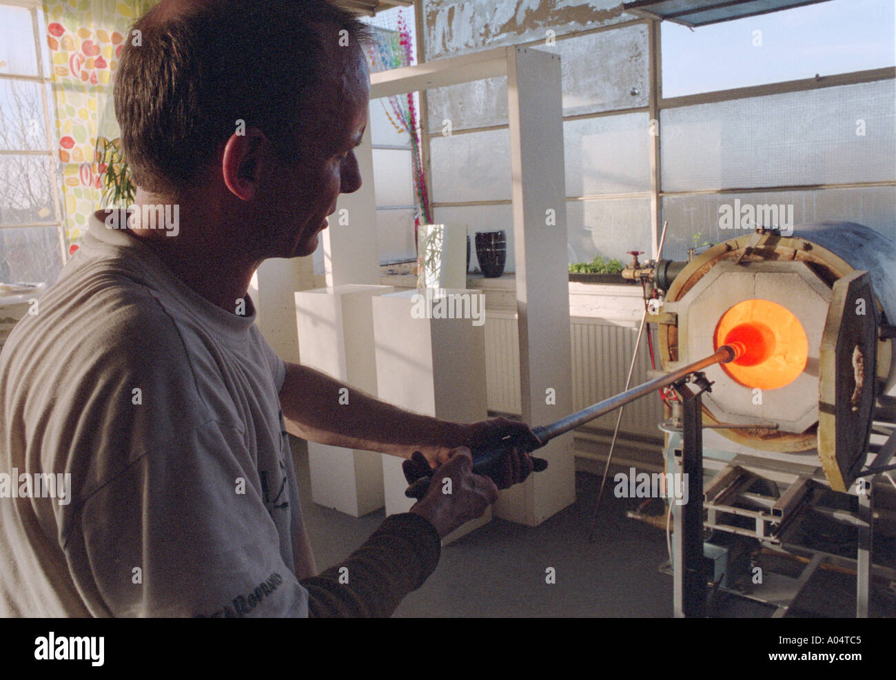 Professional glass blower forming vase Stock Photo - Alamy
