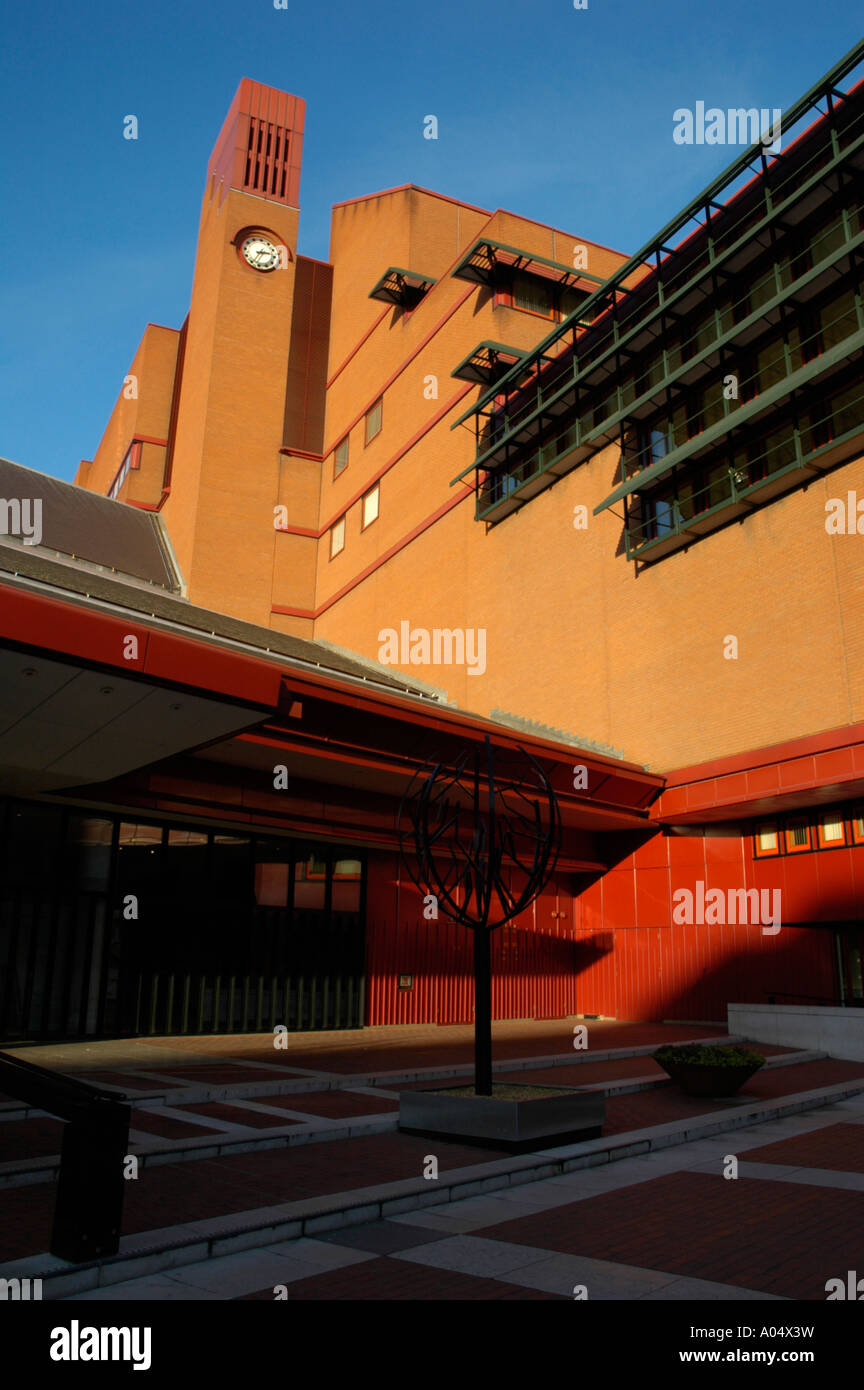 View of the new British Library and courtyard in Euston Road, London ...