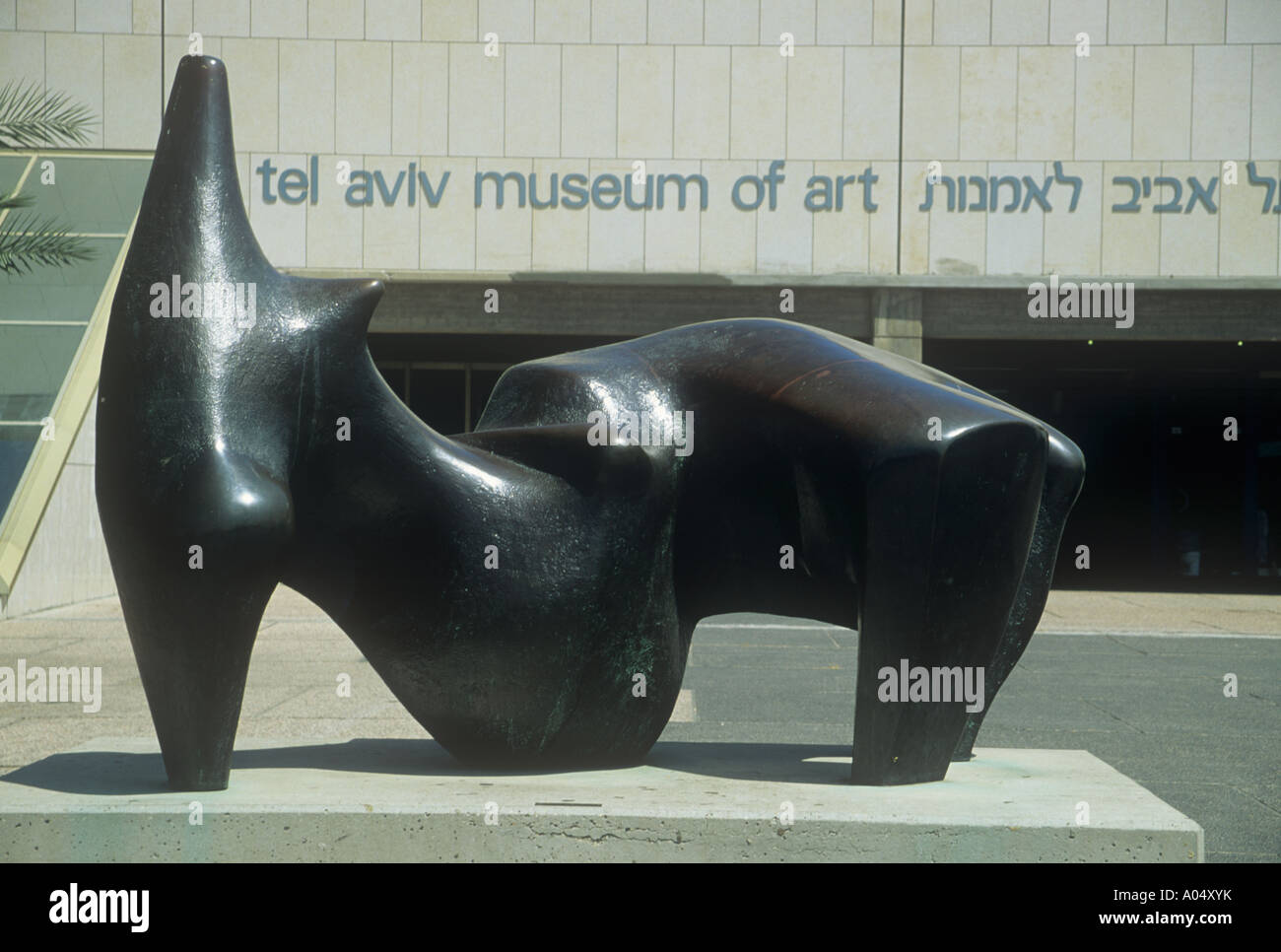 Henry moore museum hi-res stock photography and images - Alamy
