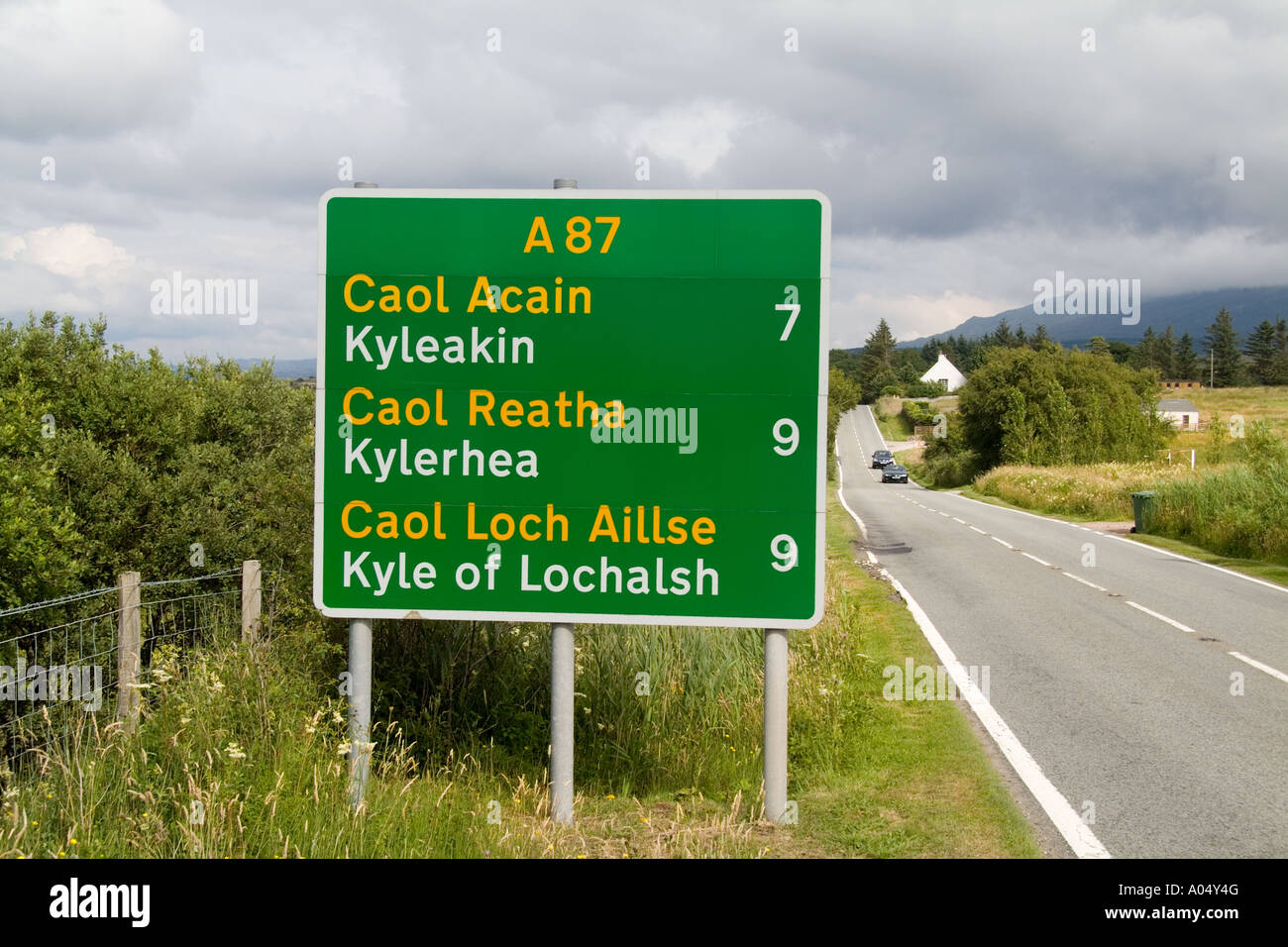 Road sign in Scotland in both Gaelic and English near Uig Scotland ...
