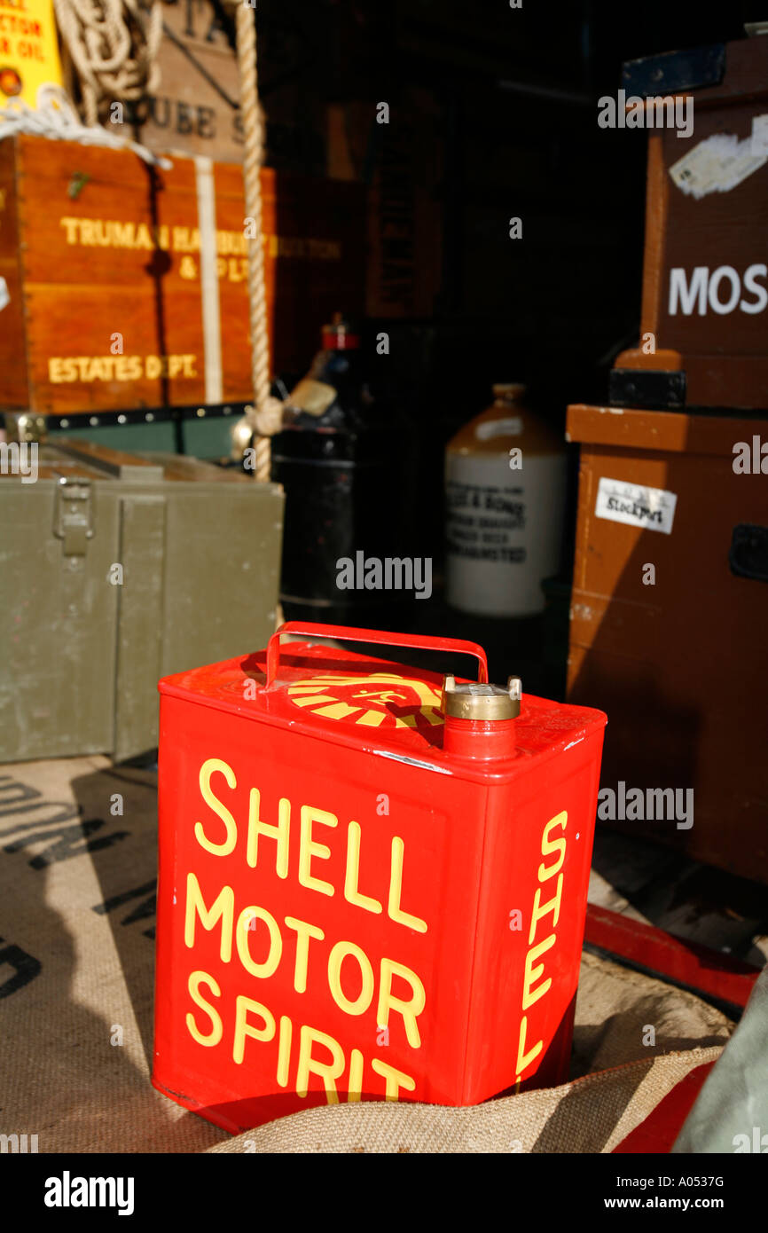 Shell motor oil can Stock Photo - Alamy