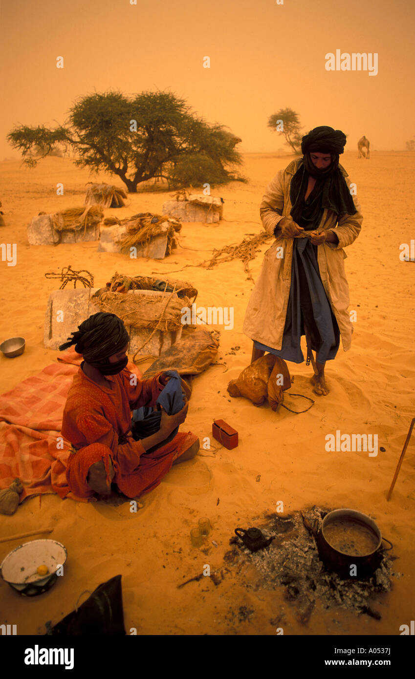 Salt desert tuareg great sahara mali hi-res stock photography and ...