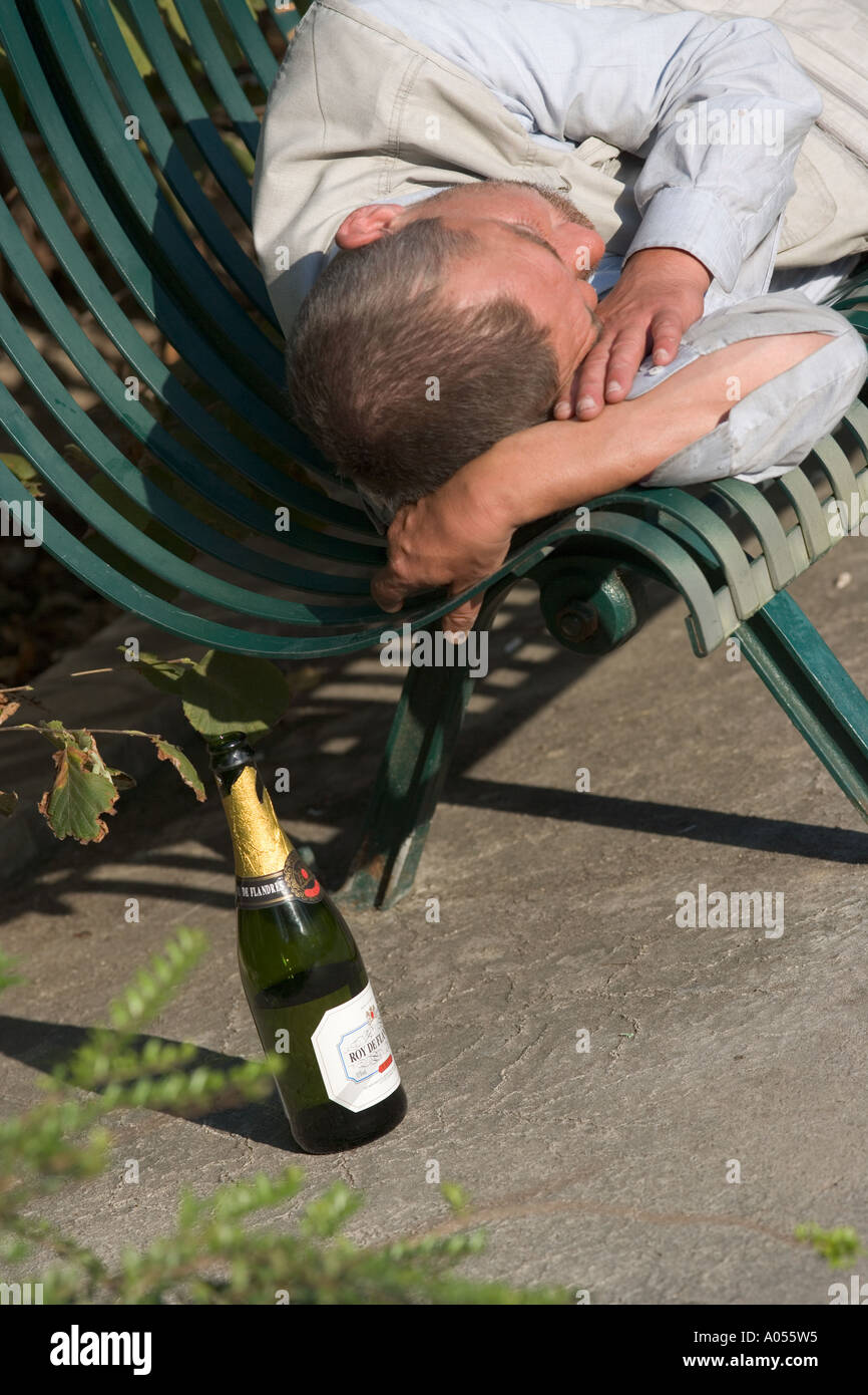 Tramp paris hi-res stock photography and images - Alamy