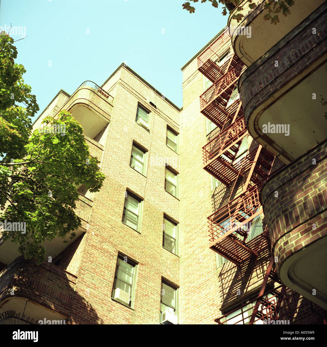 Narrow house new york city hi-res stock photography and images - Alamy