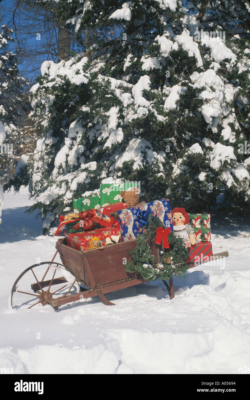 Wheelbarrow decoration hi-res stock photography and images - Alamy