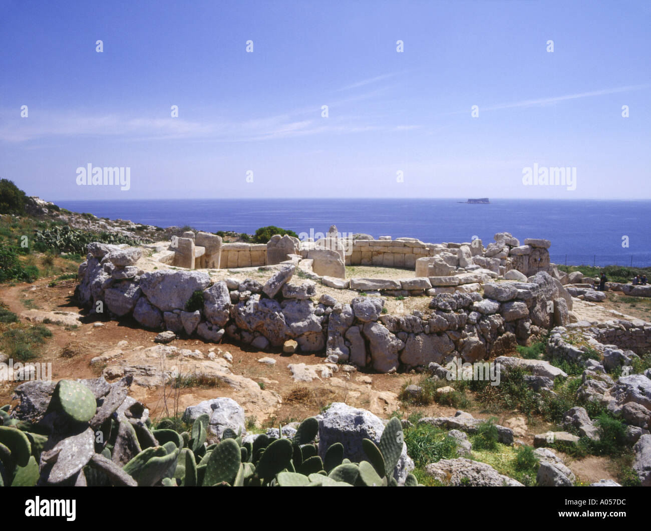 dh MNAJDRA MALTA Neolithic temple Stock Photo - Alamy