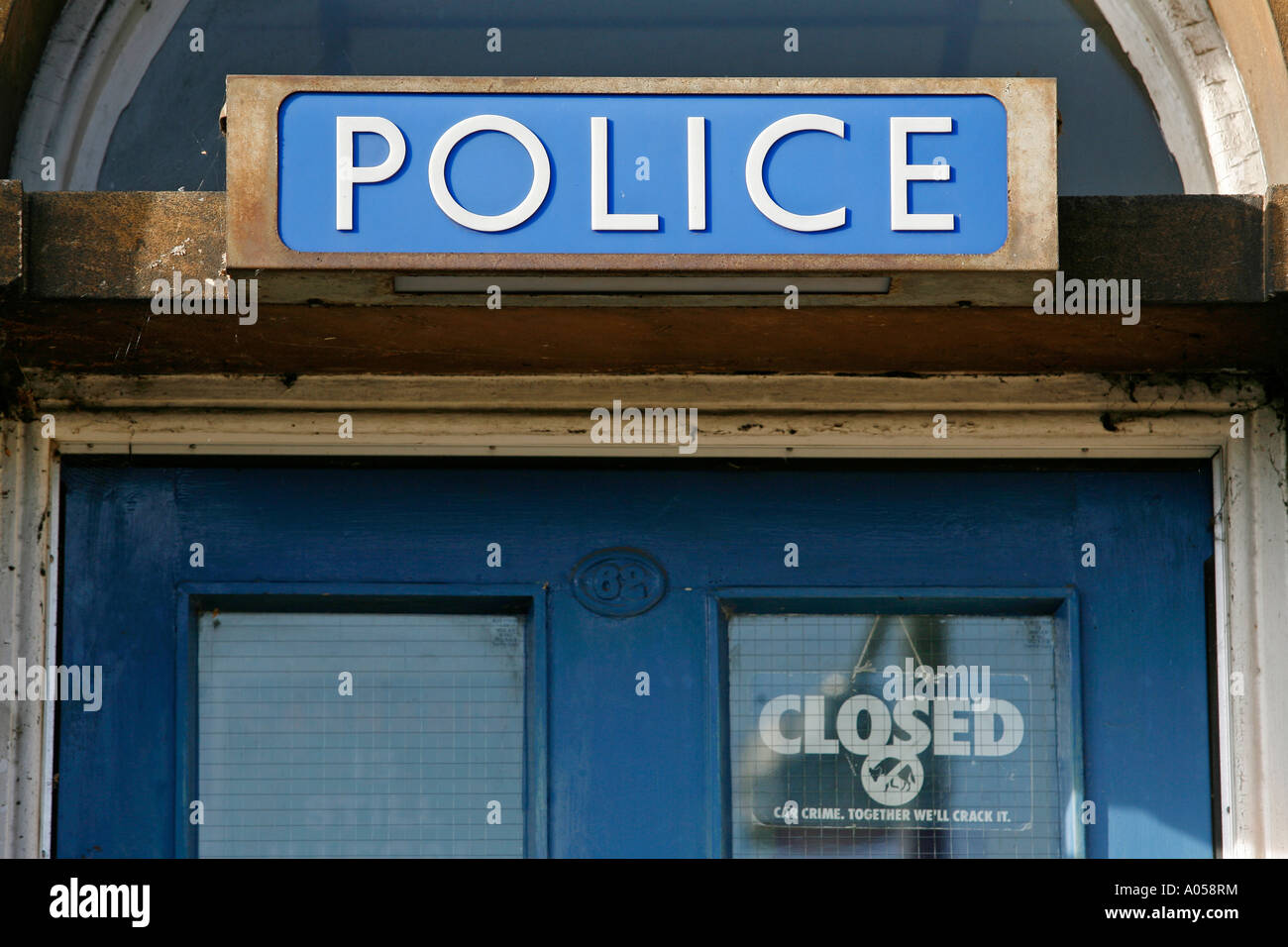 Police station with a closed sign in the door Stock Photo - Alamy
