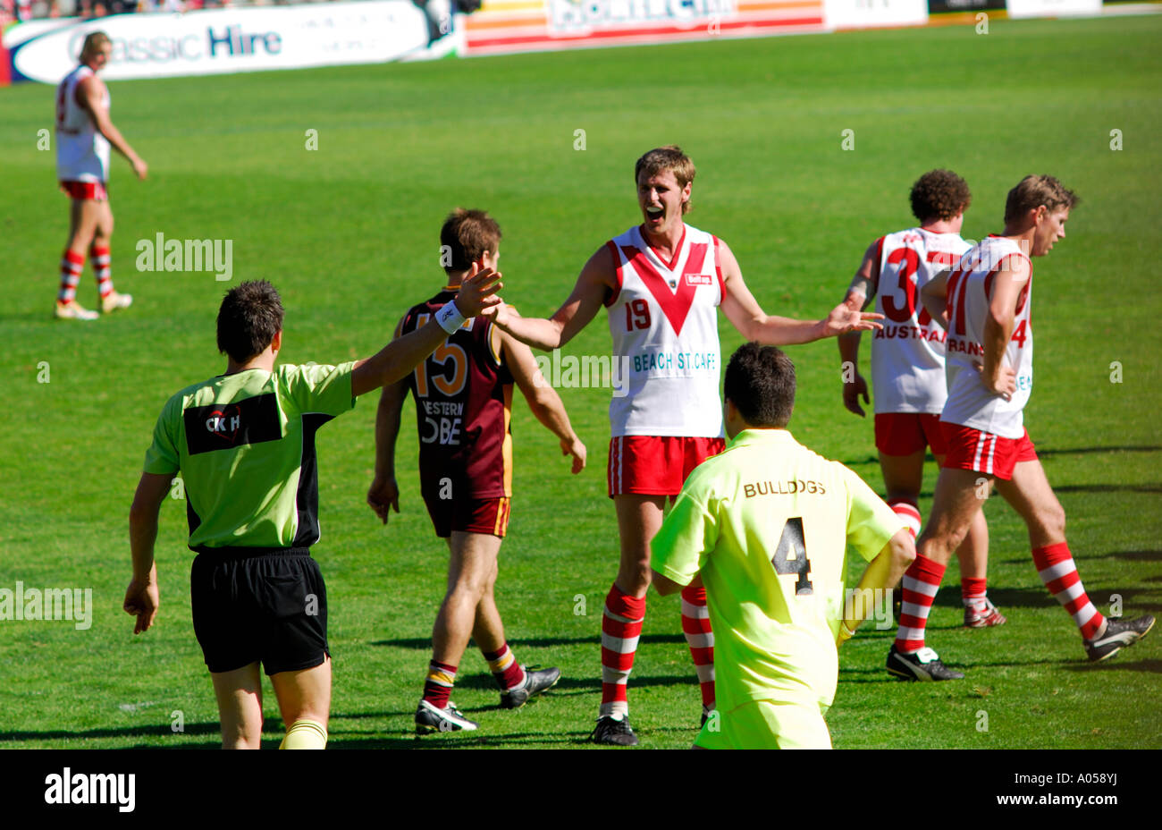 Australian football umpire decision hi-res stock photography and images ...