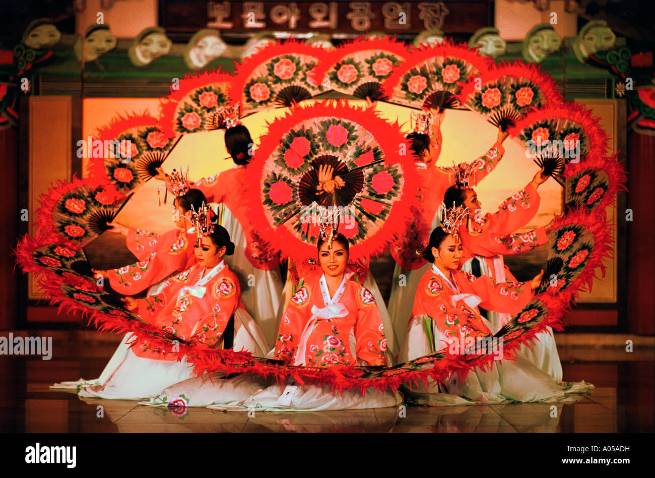 Traditional fan dances hi-res stock photography and images - Alamy