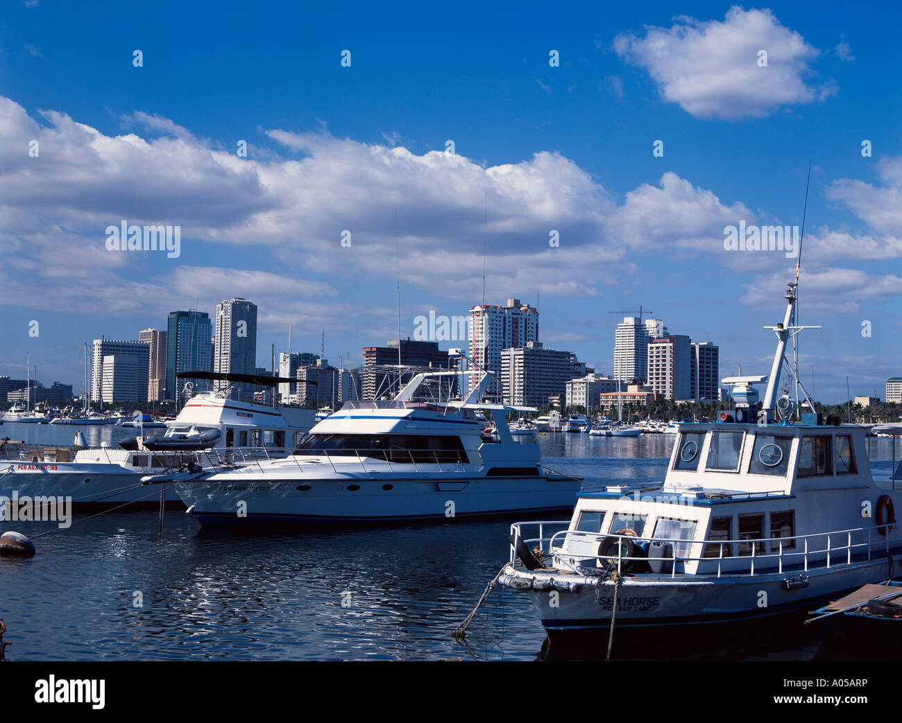Philippines harbour boat skyline hi-res stock photography and images ...
