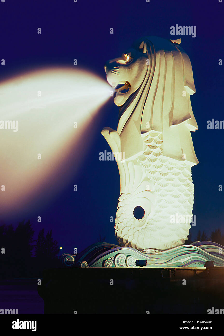 Singapore, Merlion At Night Stock Photo - Alamy