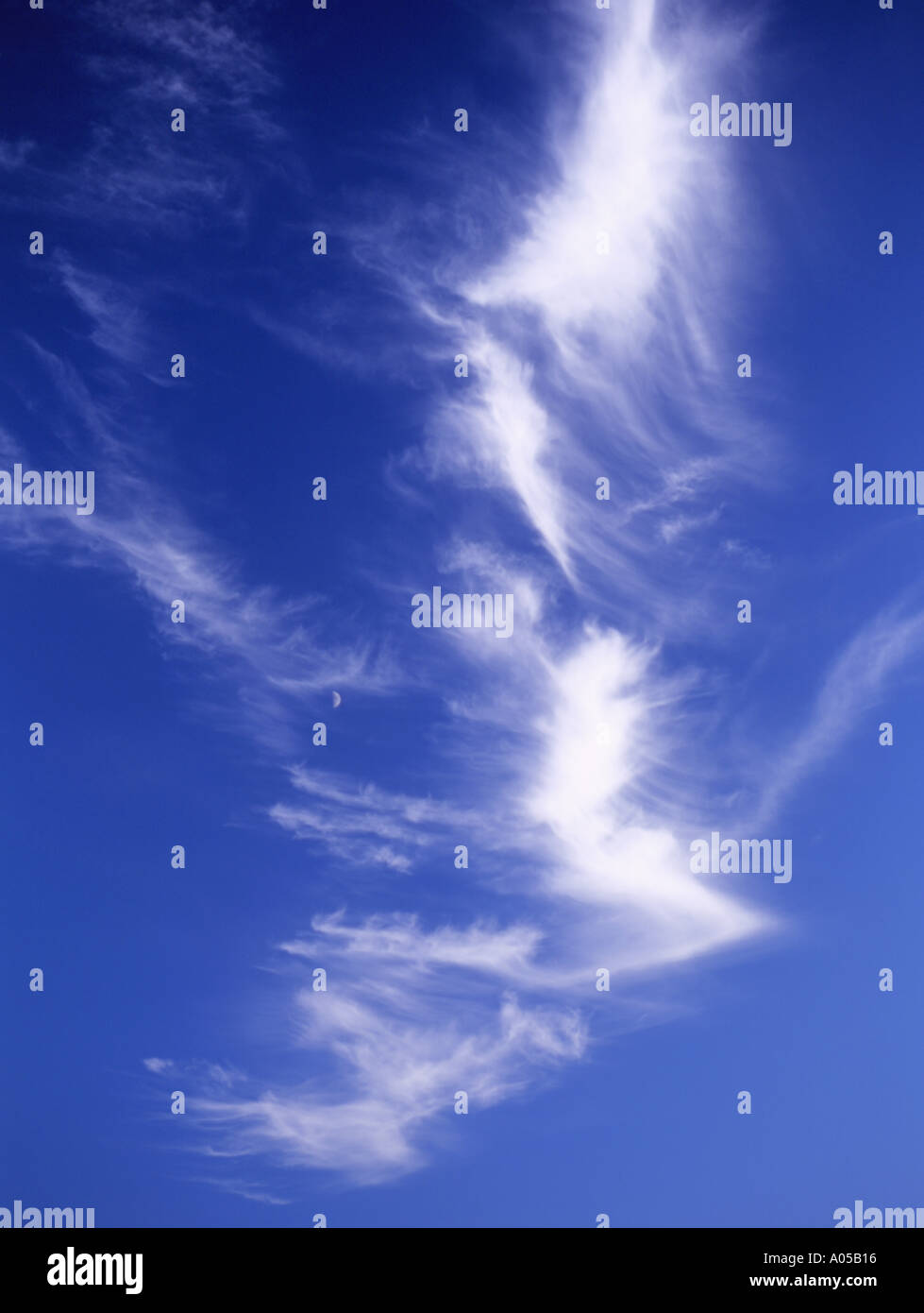 Diagonal cloud formation hi-res stock photography and images - Alamy