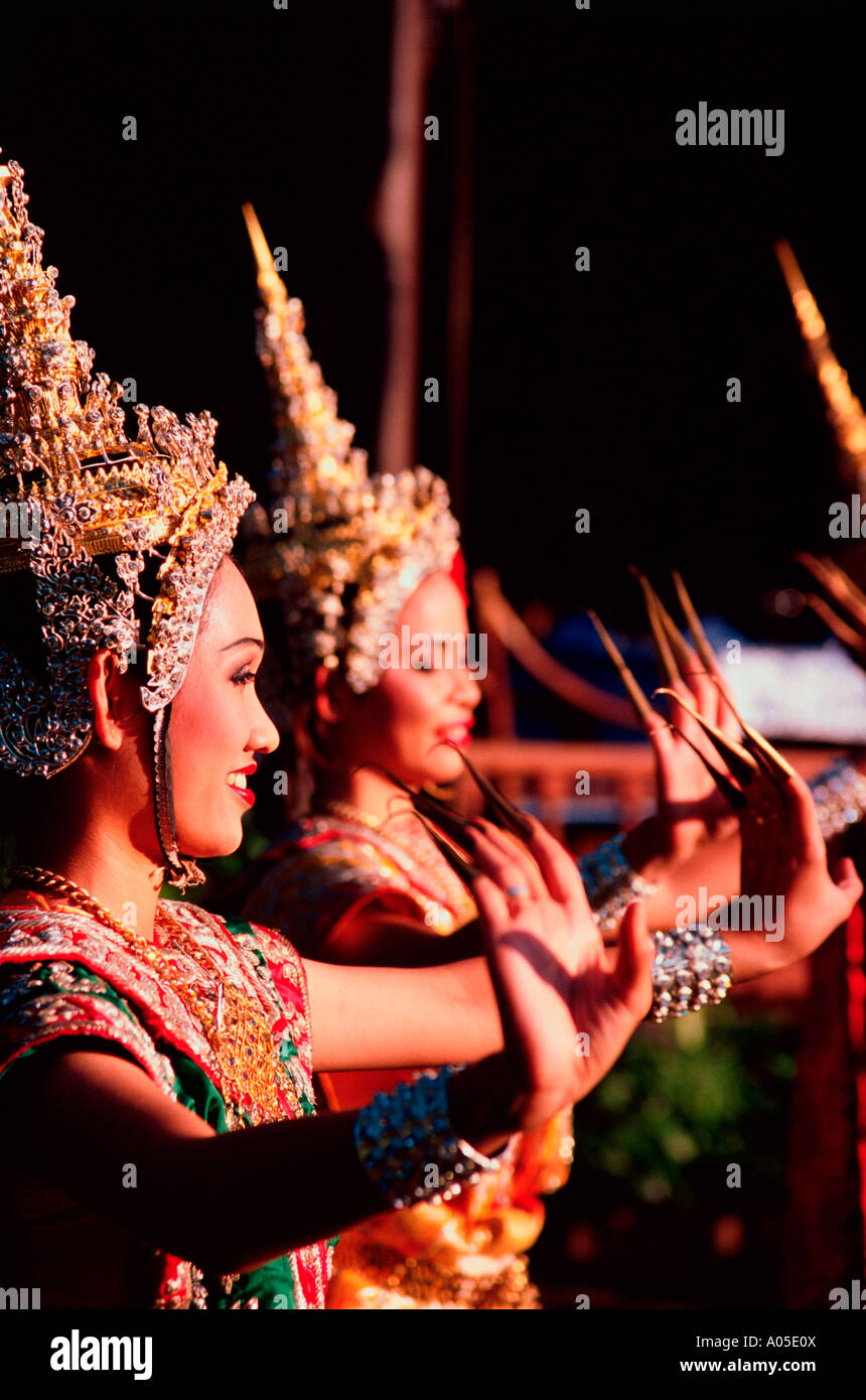 Thai traditional dances hi-res stock photography and images - Alamy