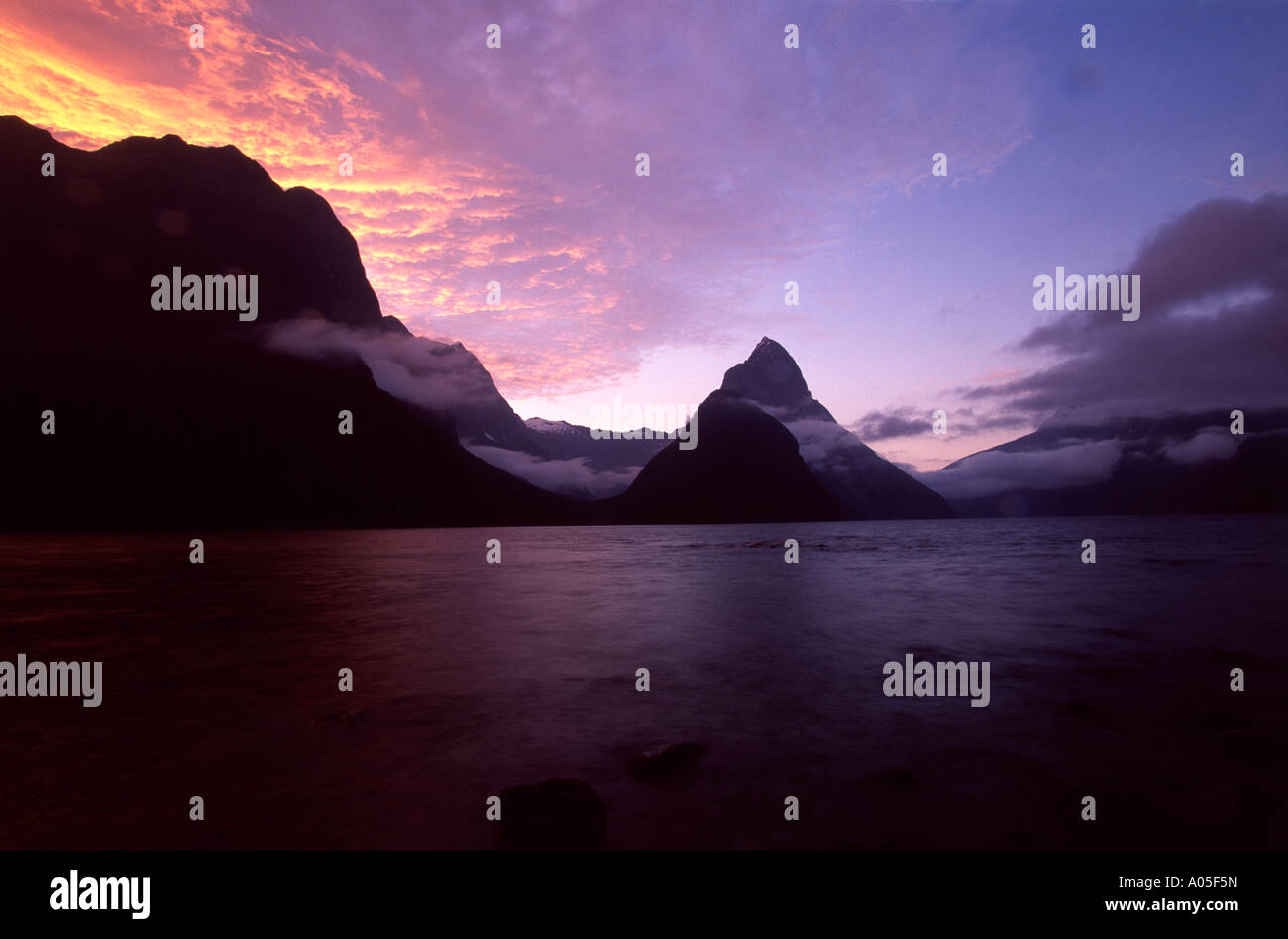 Milford Sound & Mitre Peak, Sunset Stock Photo - Alamy