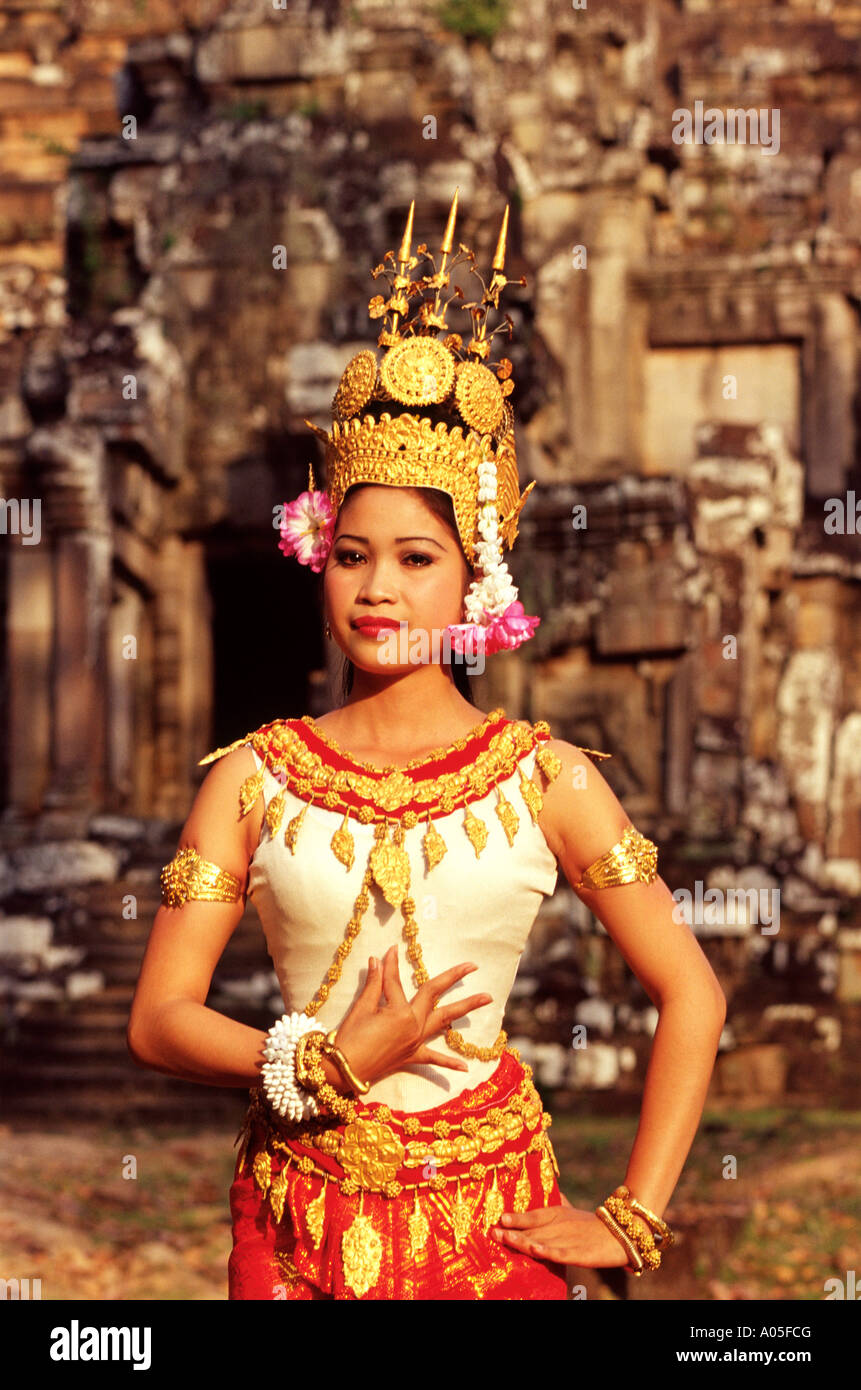 Tradional dance hi-res stock photography and images - Alamy