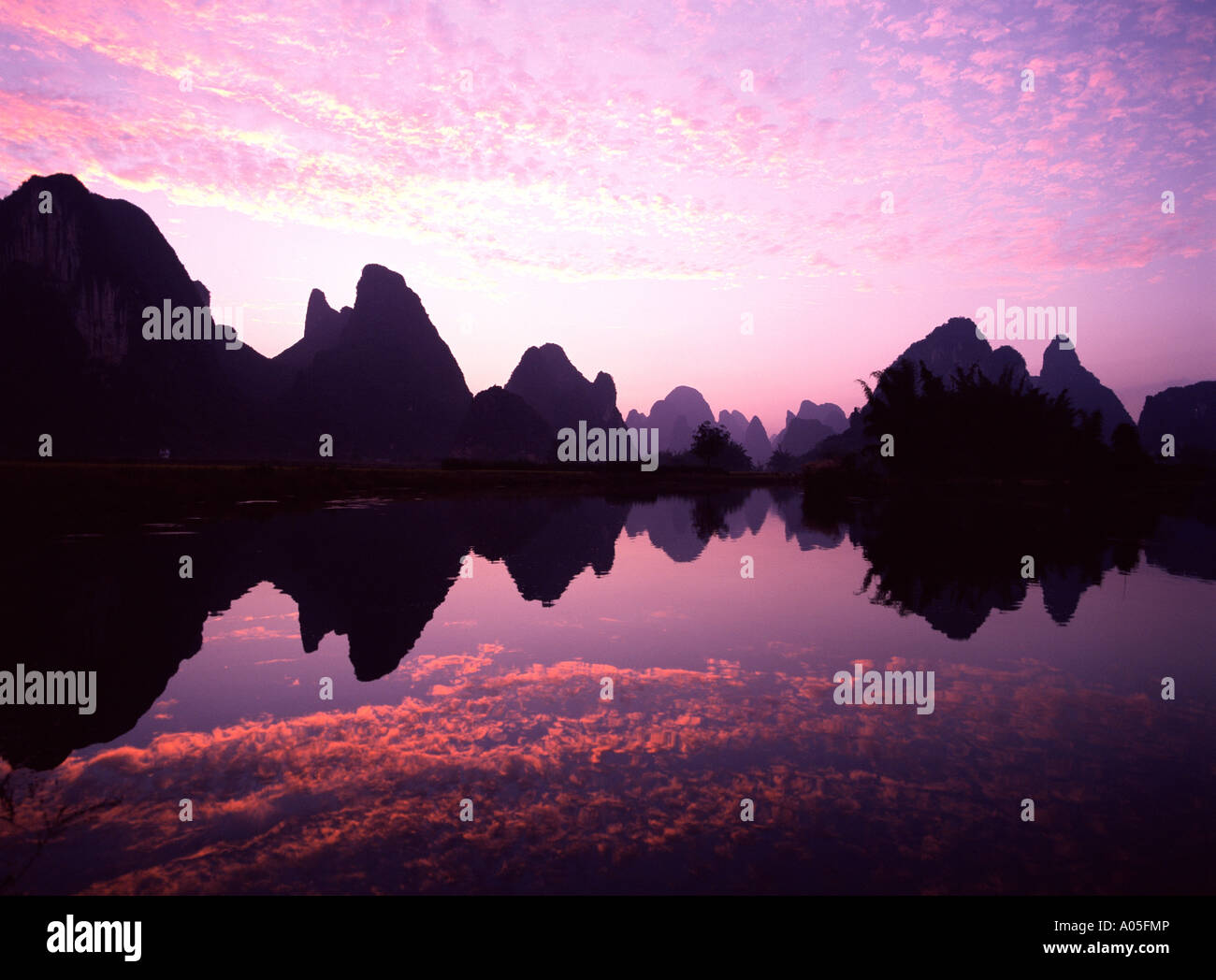 Guilin mountains and rivers of the li river hi-res stock photography ...
