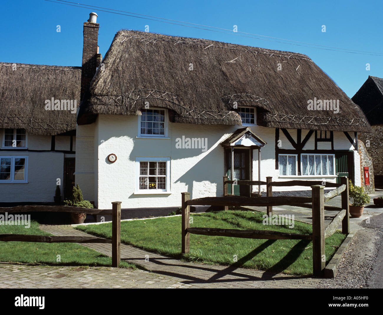 Half timbered black and white thatched cottage hi-res stock photography ...